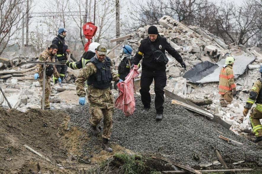 Ракетна атака по Вільнянську зруйновано житловий будинок з під завалів дістають тіла загиблих